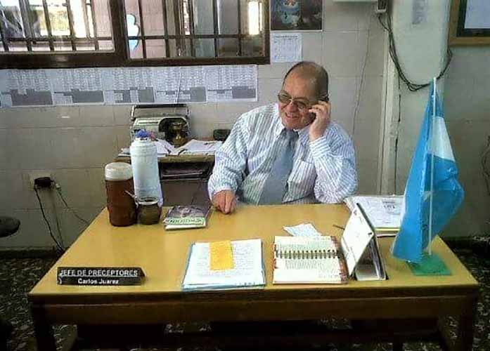 Las afectuosas despedidas al preceptor Carlos Juárez - Diario Luján
